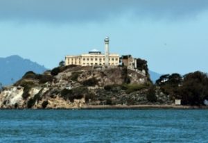 Închisoarea Alcatraz, cea mai blestemată şi mai dură puşcărie din lume ...